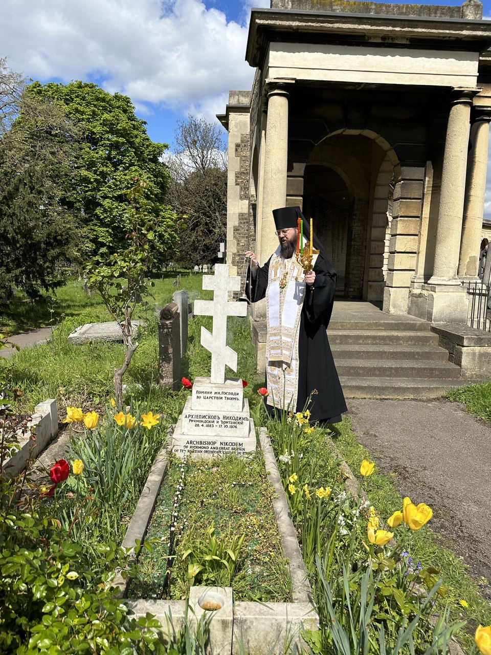 The tomb of Archbishop Nikodim of Richmond and Great Britain at Pascha 2023 | ROCOR Europe