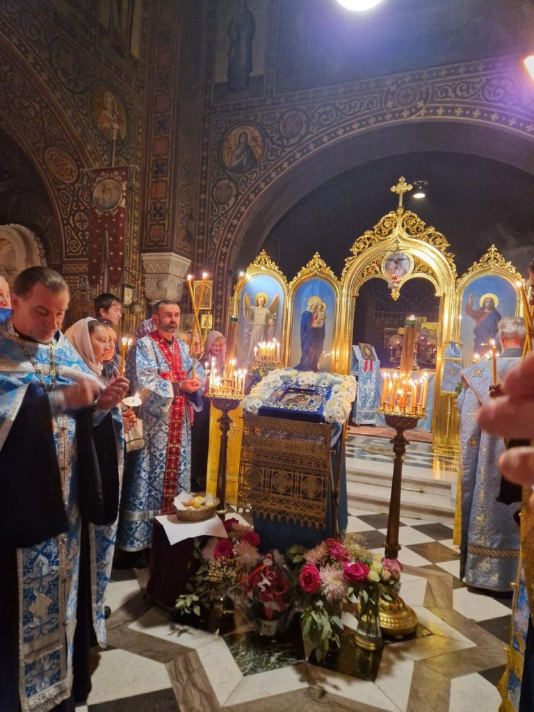 For several hours the faithful were able to venerate the icon and hear ...